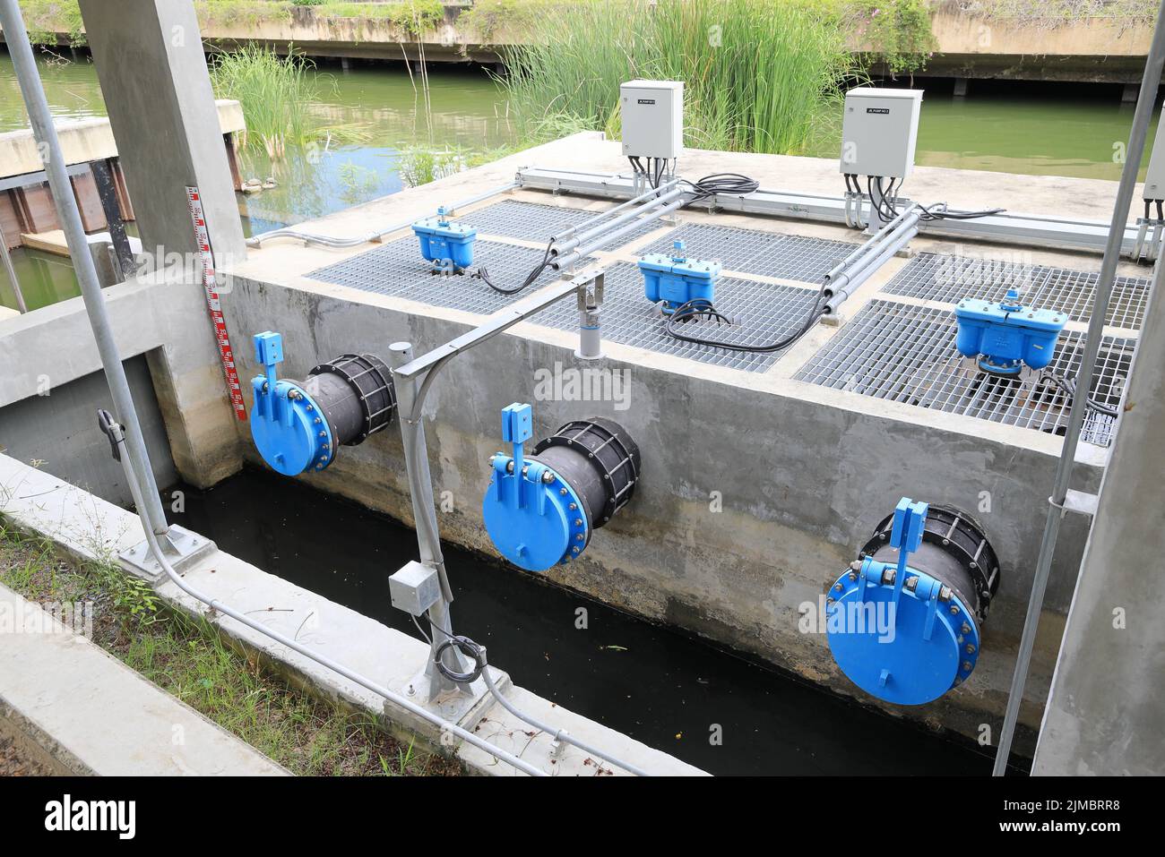 Water drain from dam hi-res stock photography and images - Alamy