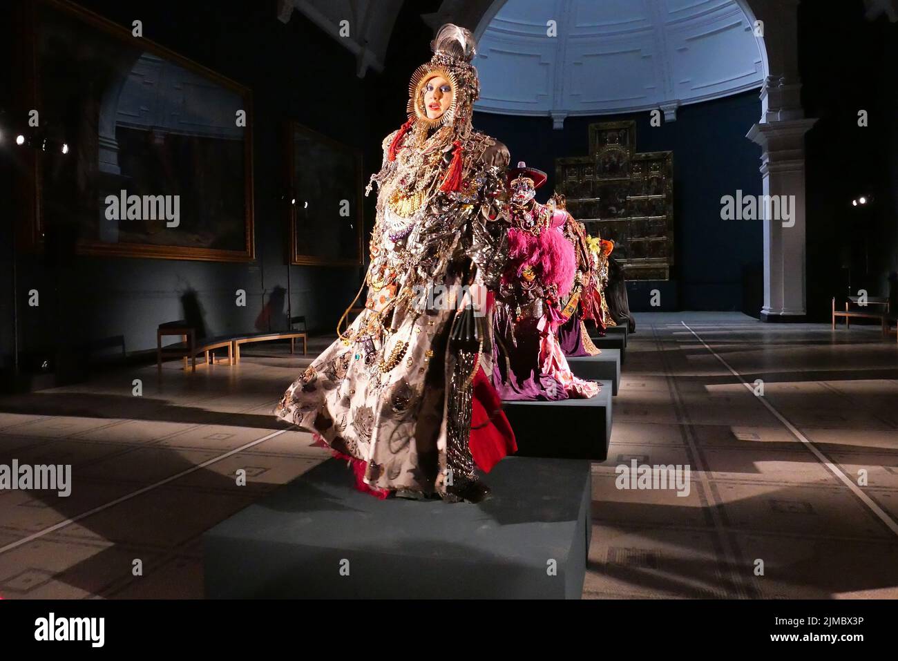 FASHION IN MOTION : DANIEL LISMORE .12 life-size ensembles – standing ...