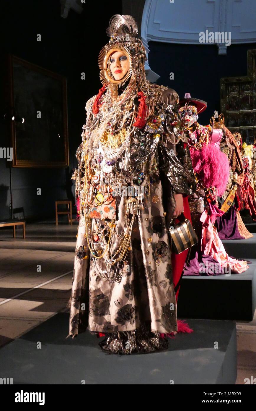 FASHION IN MOTION : DANIEL LISMORE .12 life-size ensembles – standing ...