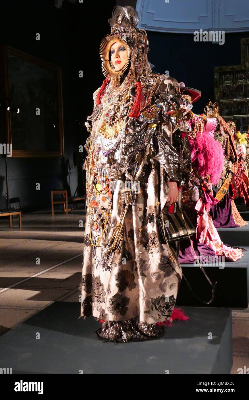 FASHION IN MOTION : DANIEL LISMORE .12 life-size ensembles – standing ...