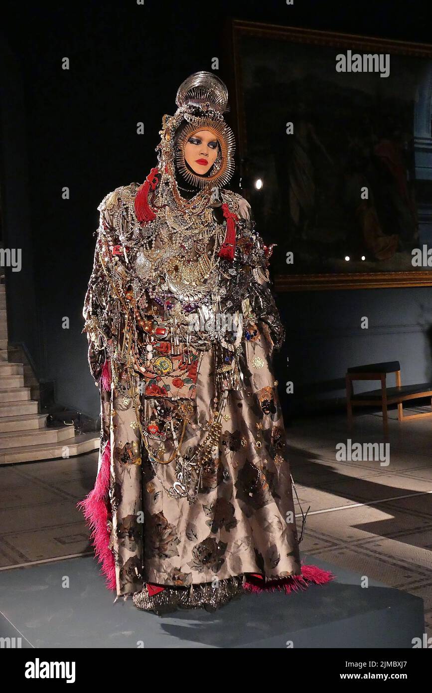 FASHION IN MOTION : DANIEL LISMORE .12 life-size ensembles – standing ...