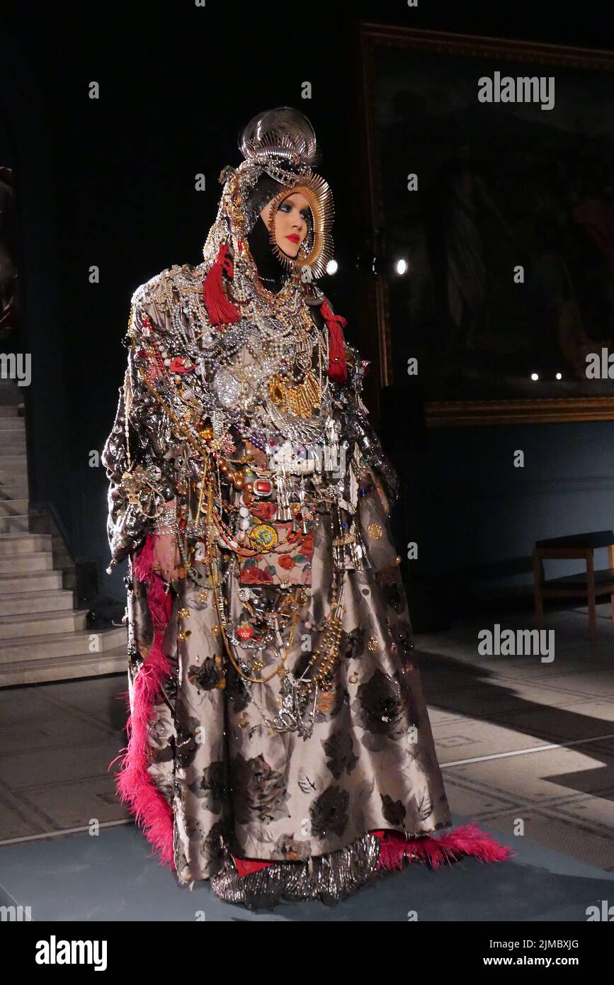 FASHION IN MOTION : DANIEL LISMORE .12 life-size ensembles – standing ...