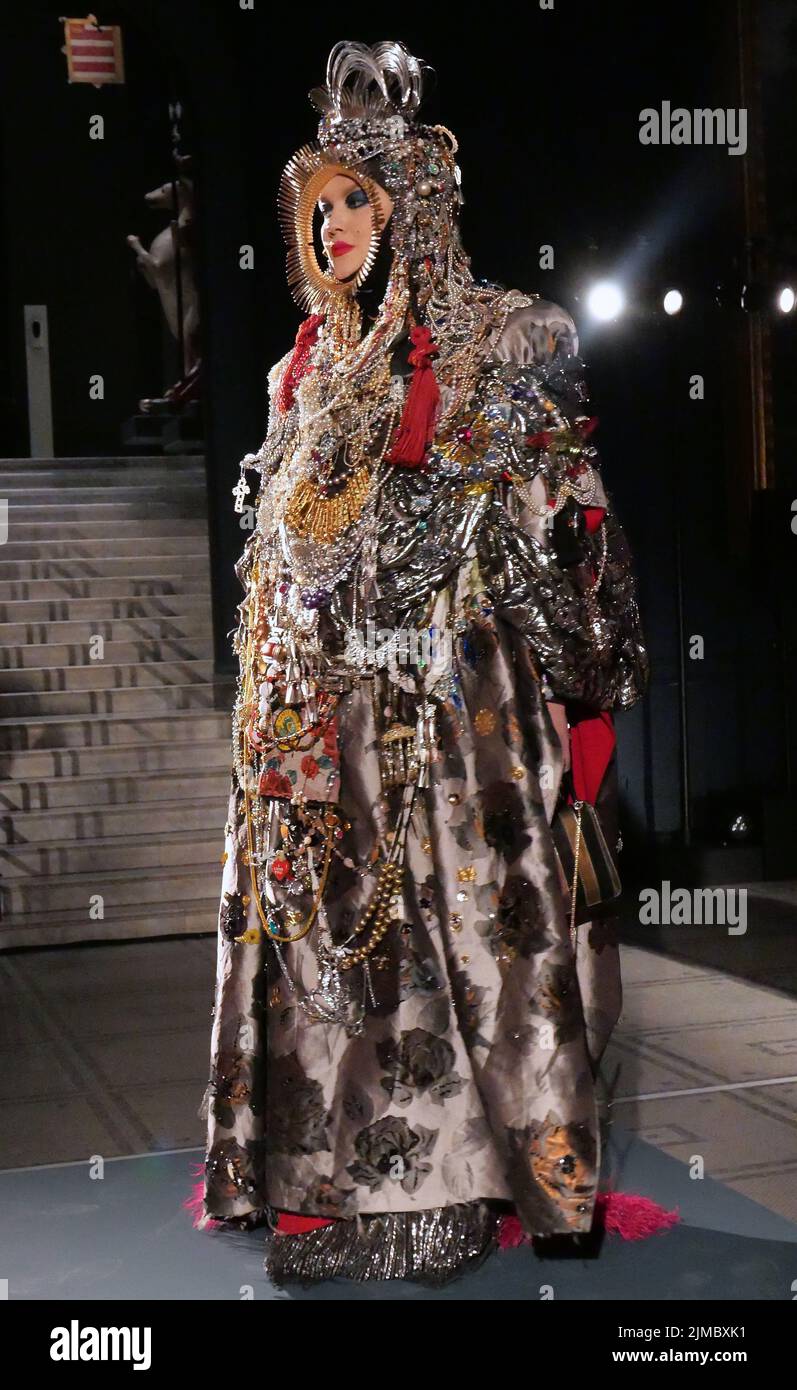 FASHION IN MOTION : DANIEL LISMORE .12 life-size ensembles – standing ...