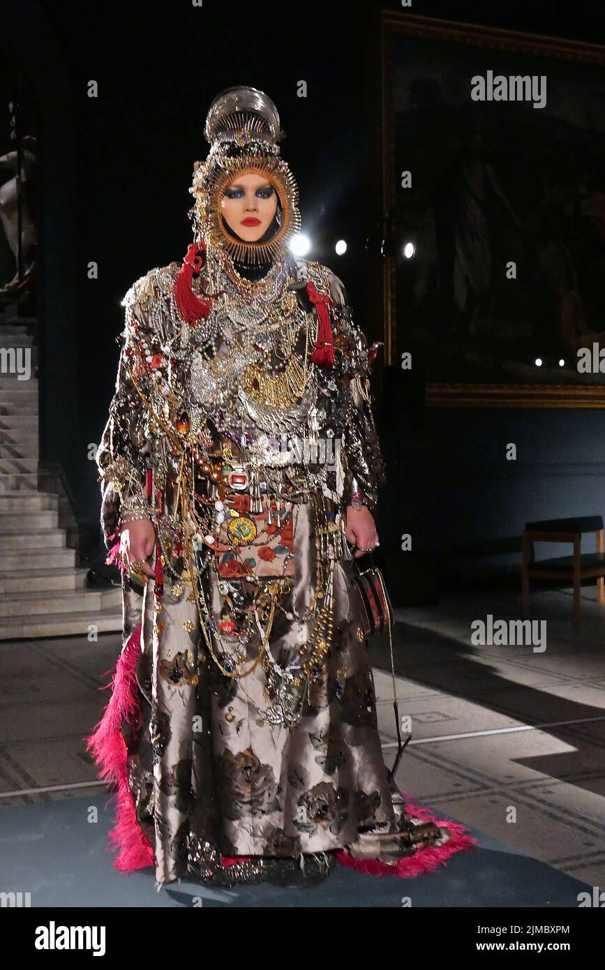 FASHION IN MOTION : DANIEL LISMORE .12 life-size ensembles – standing ...