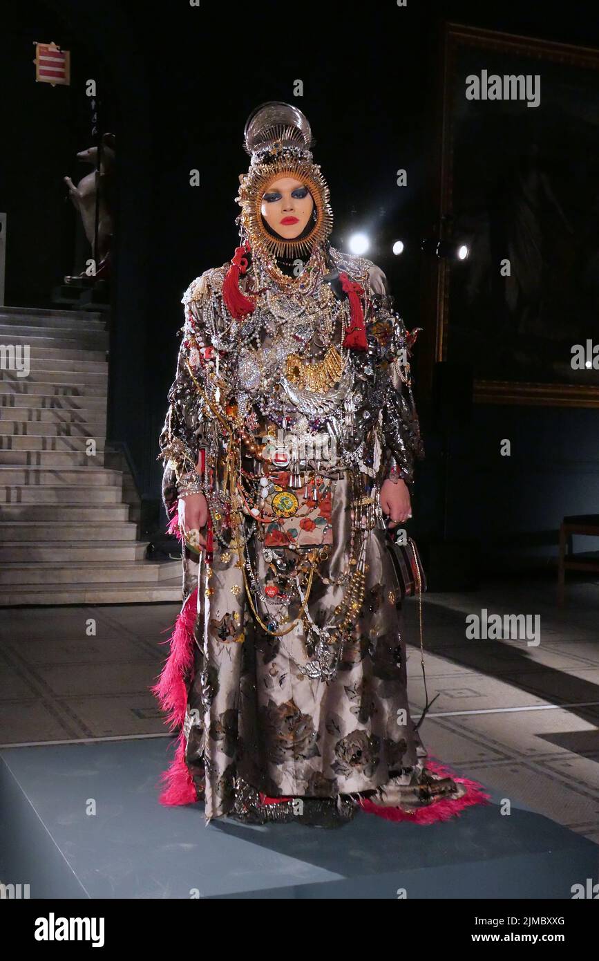 FASHION IN MOTION : DANIEL LISMORE .12 life-size ensembles – standing ...
