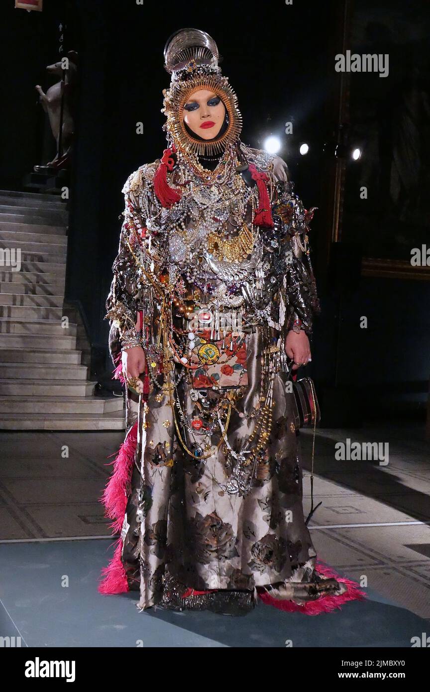 FASHION IN MOTION : DANIEL LISMORE .12 life-size ensembles – standing ...