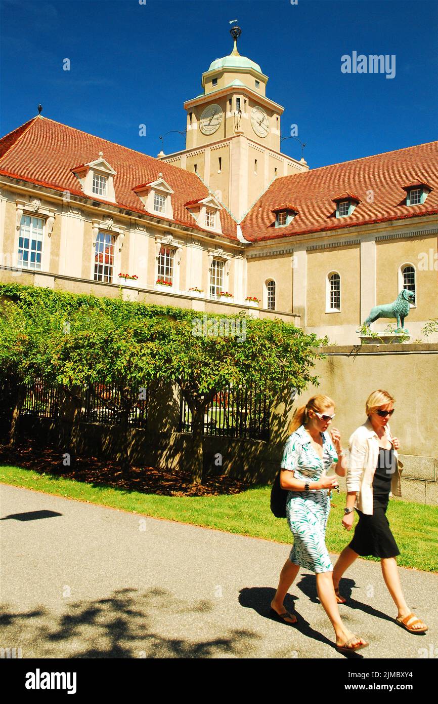 College girls walk on campus hi-res stock photography and images - Alamy