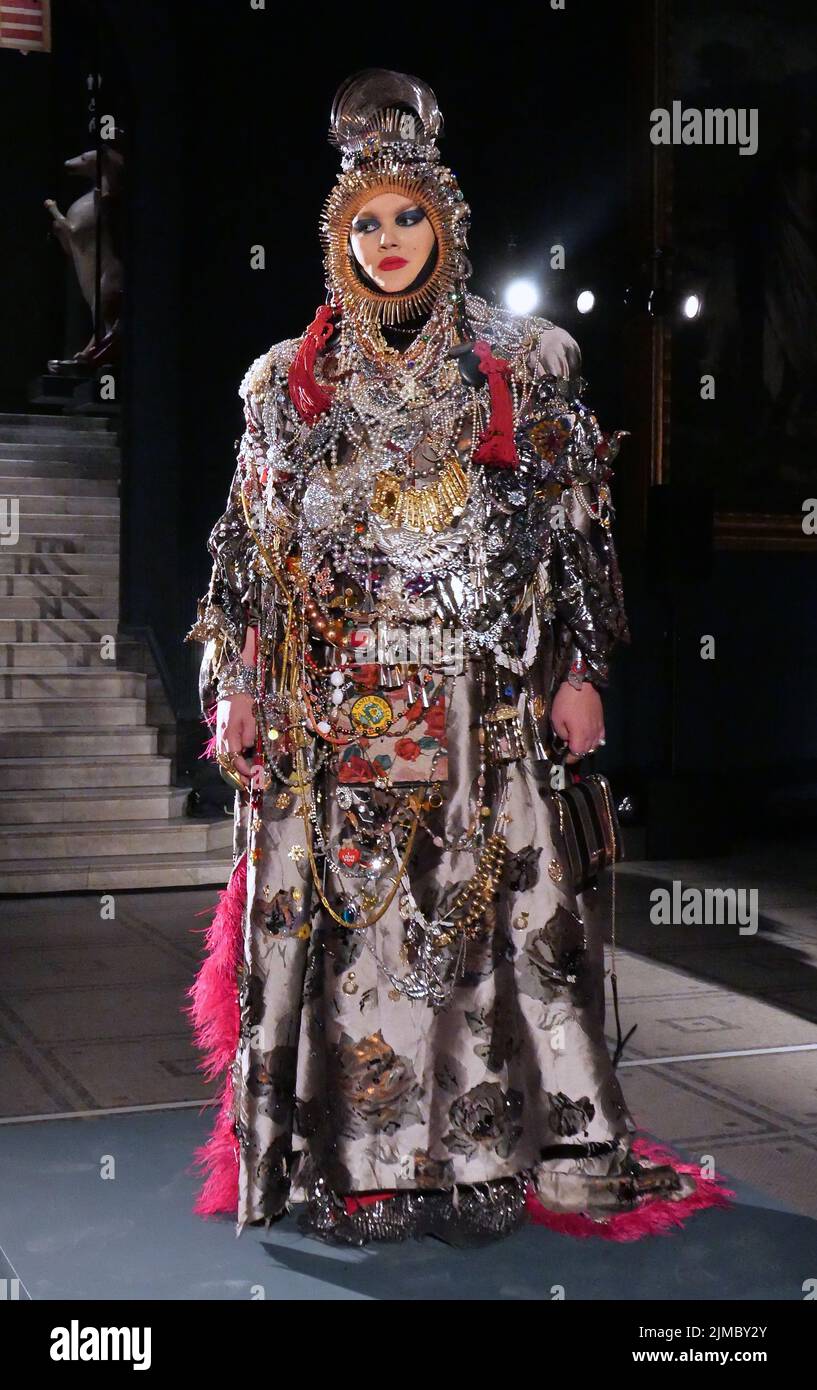 FASHION IN MOTION : DANIEL LISMORE .12 life-size ensembles – standing ...