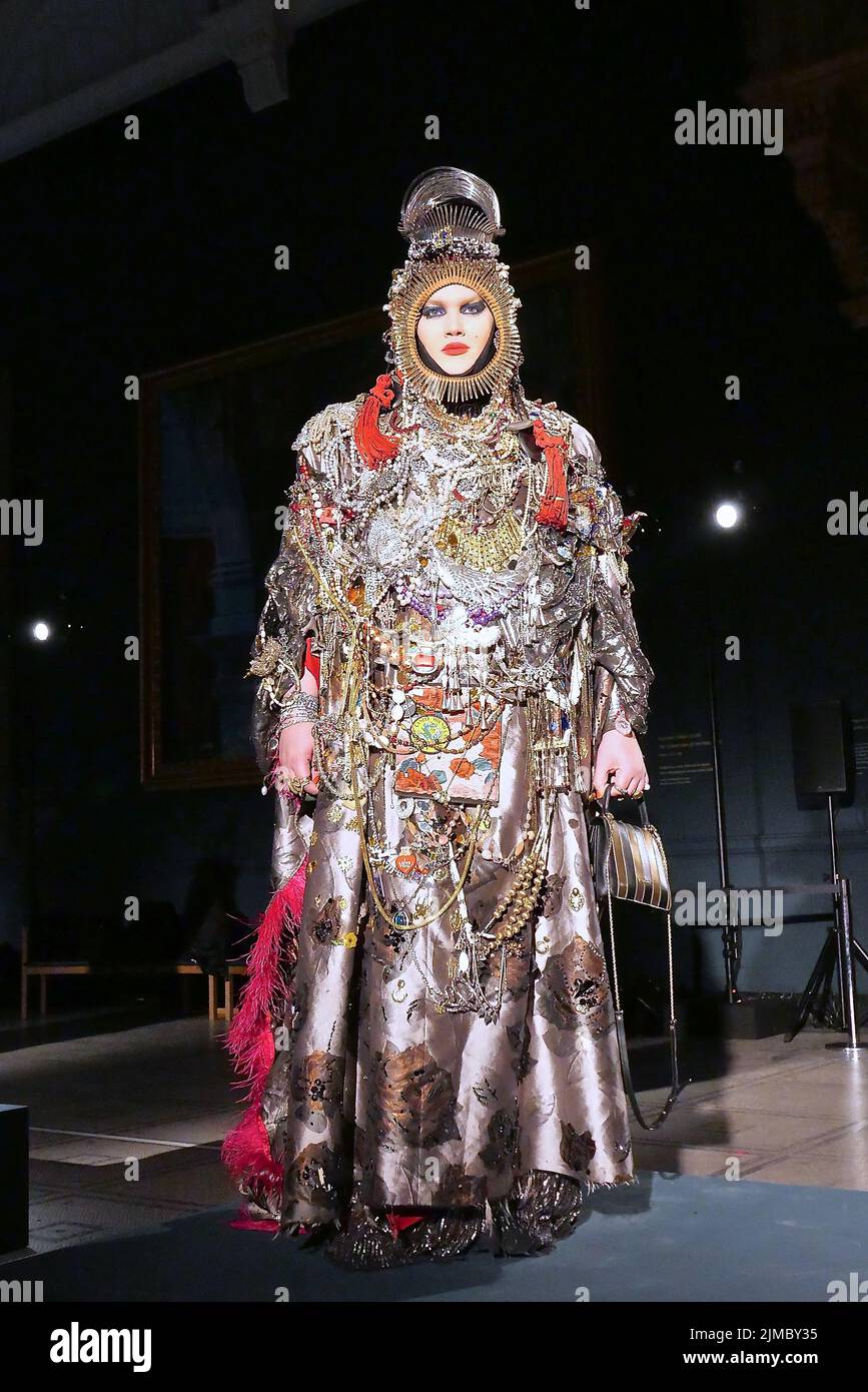 FASHION IN MOTION : DANIEL LISMORE .12 life-size ensembles – standing ...