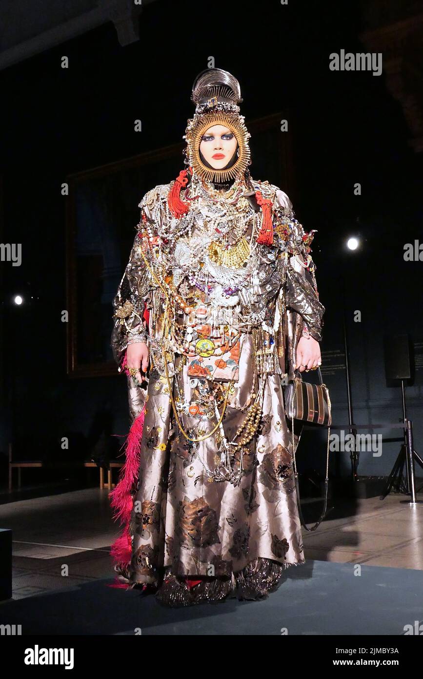 FASHION IN MOTION : DANIEL LISMORE .12 life-size ensembles – standing ...