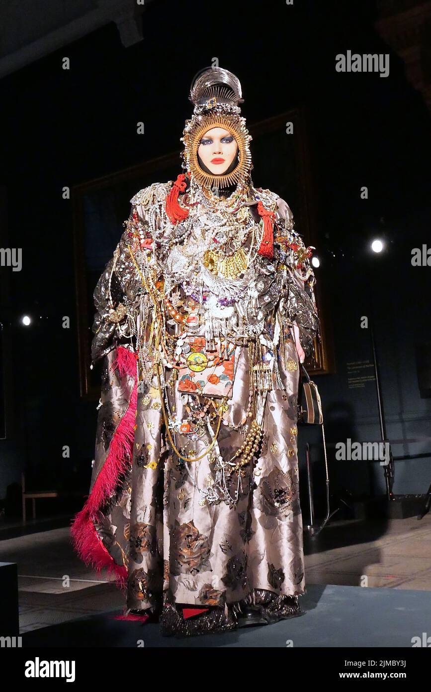 FASHION IN MOTION : DANIEL LISMORE .12 life-size ensembles – standing ...