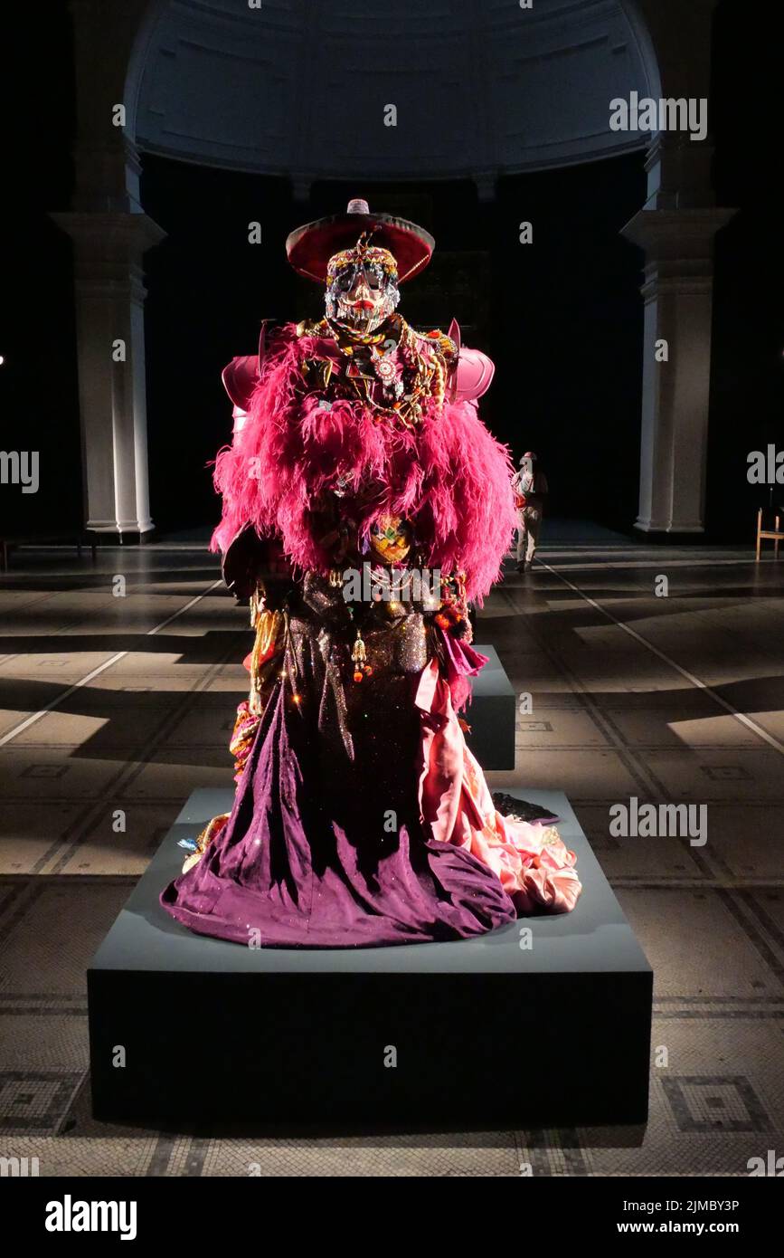 FASHION IN MOTION : DANIEL LISMORE .12 life-size ensembles – standing ...