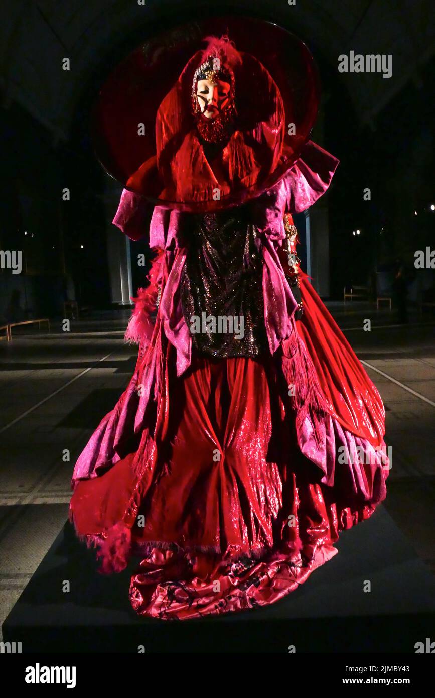 FASHION IN MOTION : DANIEL LISMORE .12 life-size ensembles – standing ...