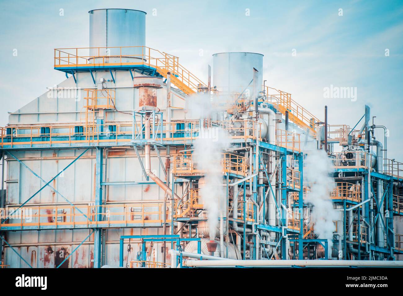 Chemical plant buildings hi-res stock photography and images - Alamy