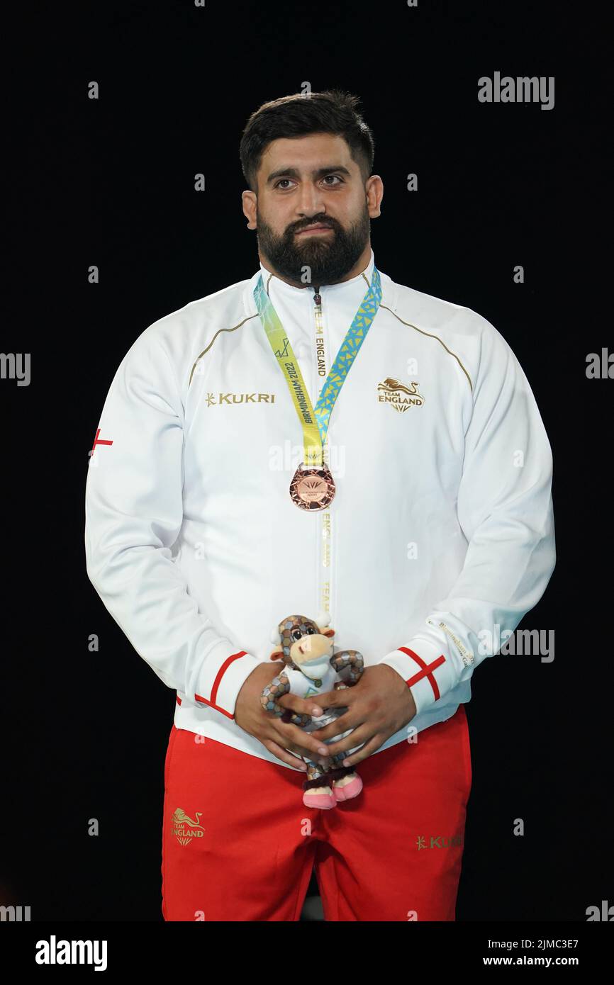 England's Mandhir Kooner poses with his bronze medal after his Men's ...