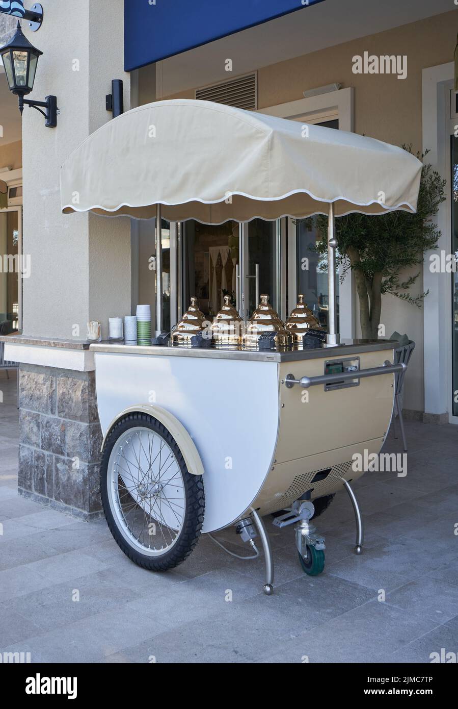 Vintage ice cream cart on the street. Ice cream sale Stock Photo - Alamy