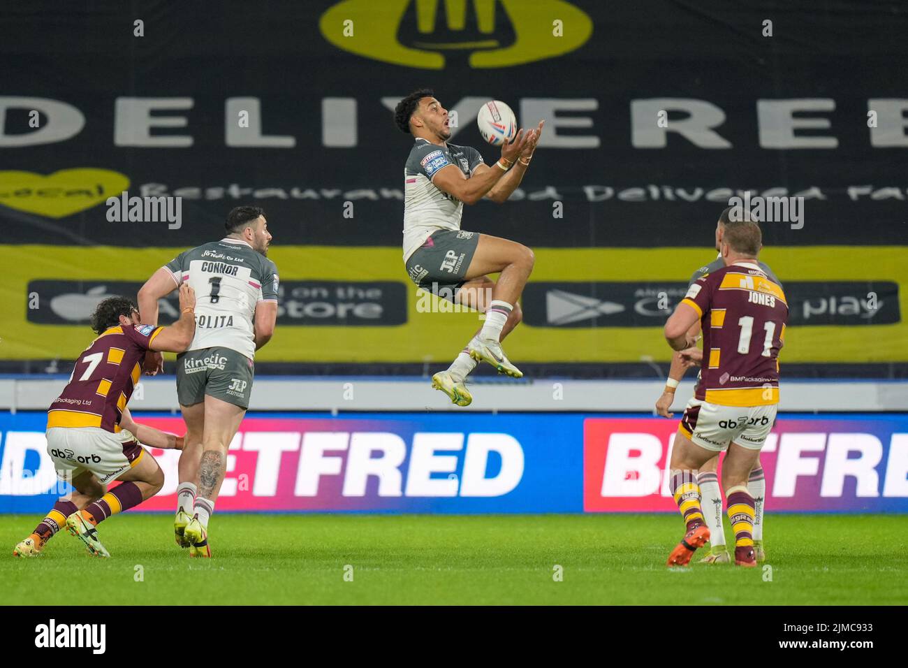 Darnell McIntosh #5 of Hull FC catches a high ball Stock Photo - Alamy