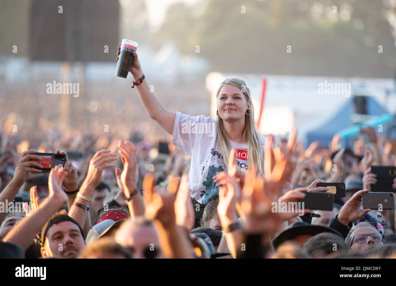 Wacken, Germany. 05th Aug, 2022. A festival-goer celebrates in the ...