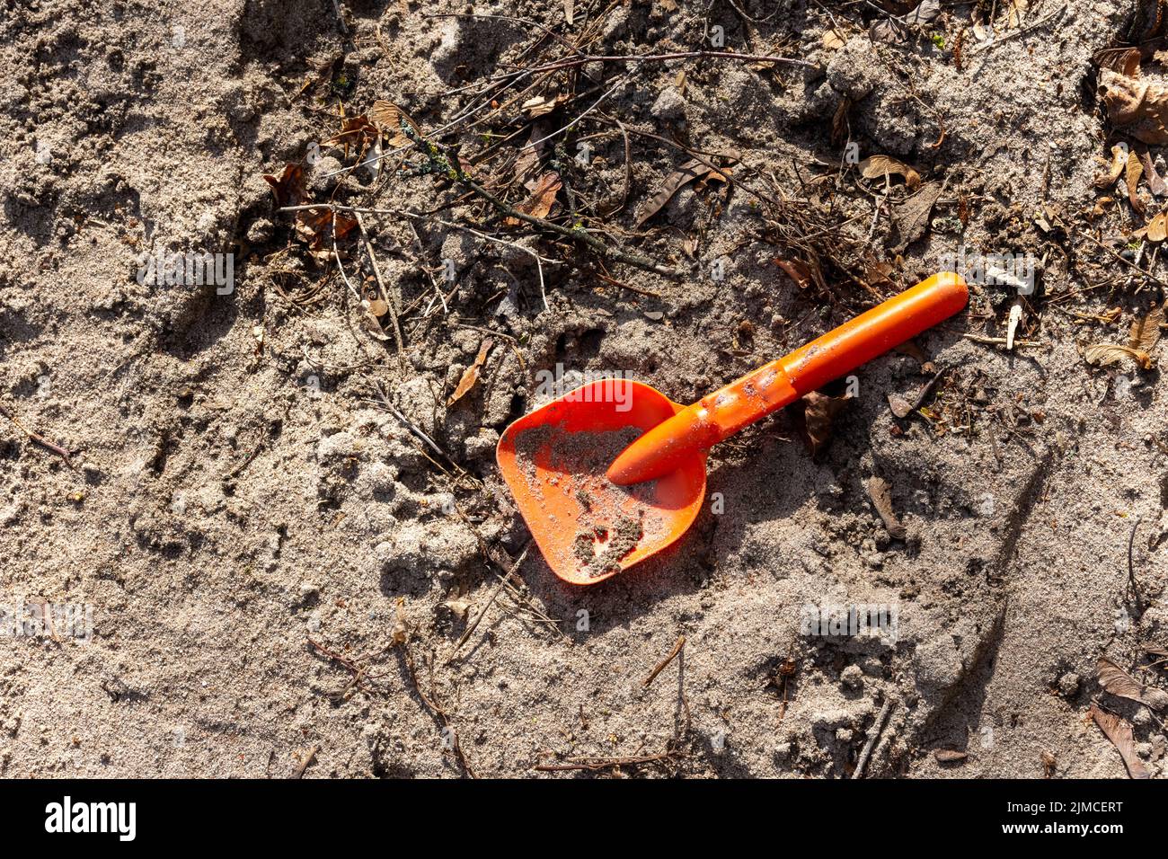Red shovel hi-res stock photography and images - Alamy