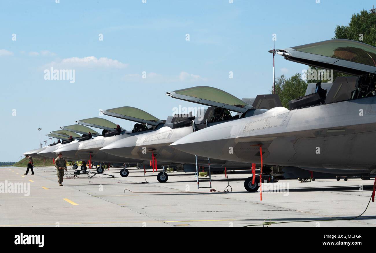 U.S. Air Force maintainers assigned to the 90th Expeditionary Fighter ...