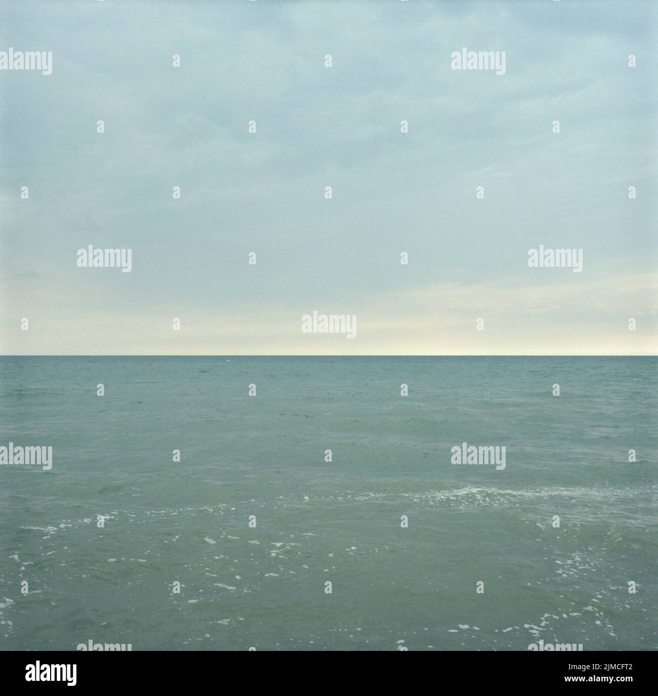 Horizon line of sea on overcast day Stock Photo - Alamy