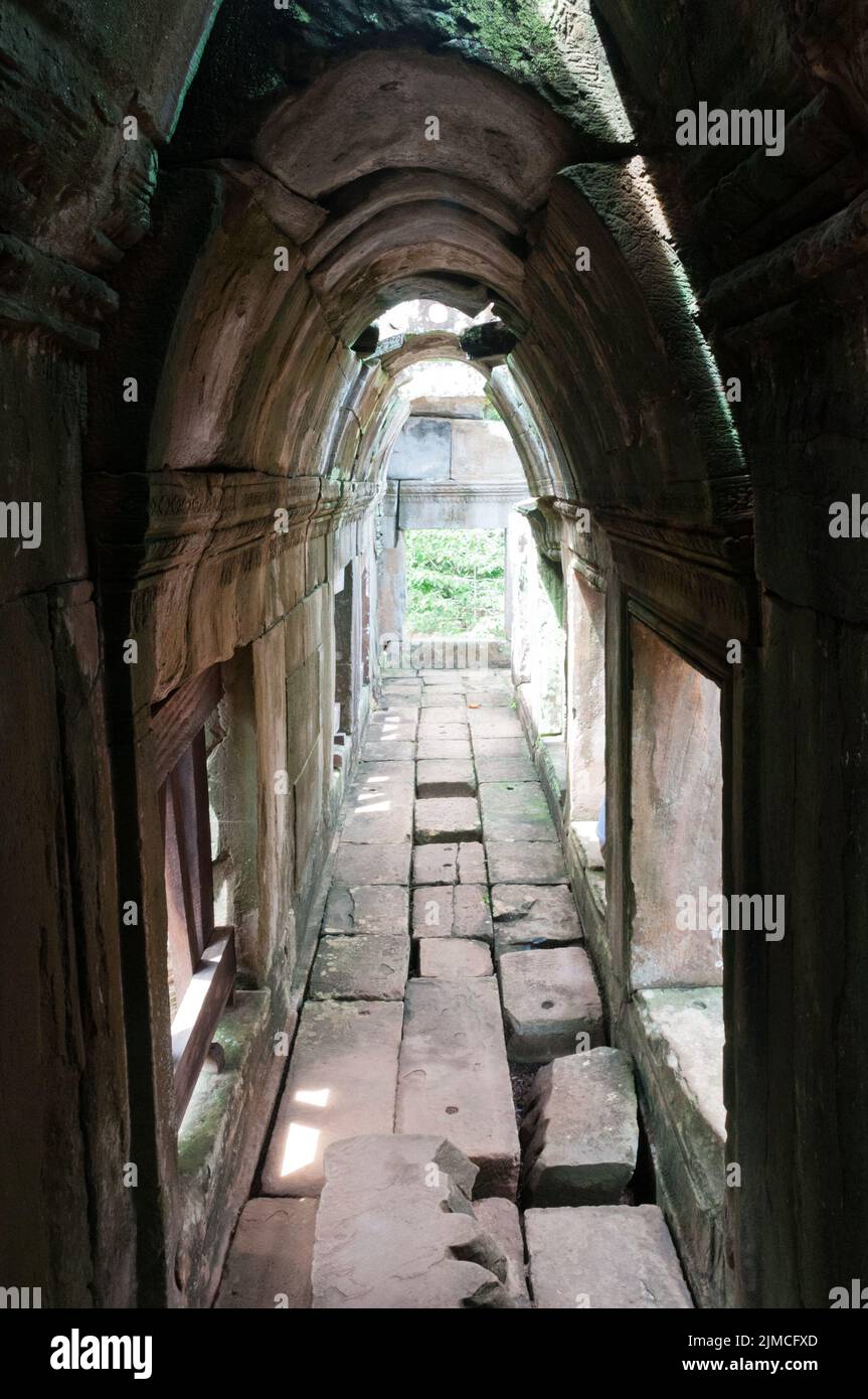 Angkor thom temple passageway hi-res stock photography and images - Alamy