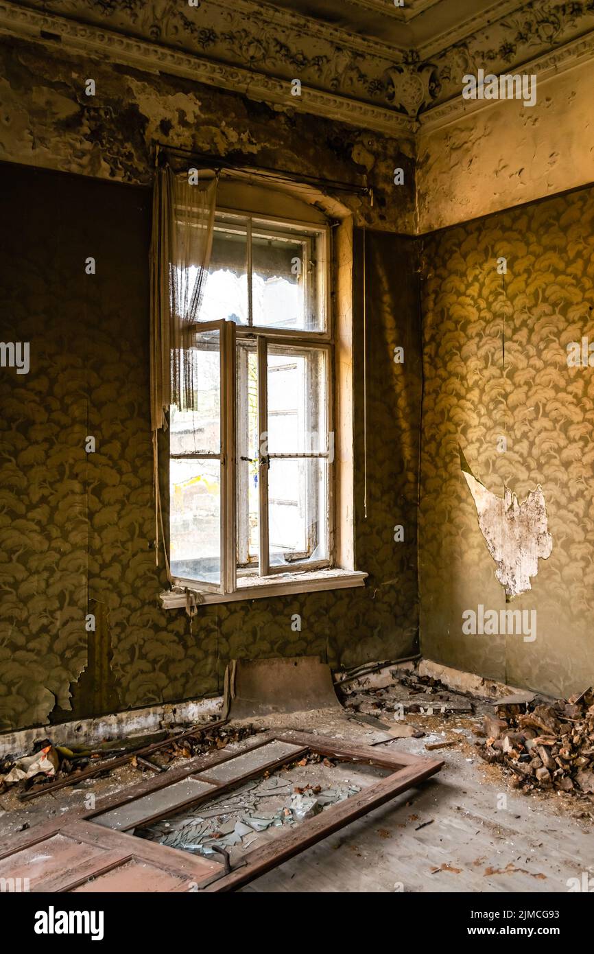 Empty old room hi-res stock photography and images - Alamy