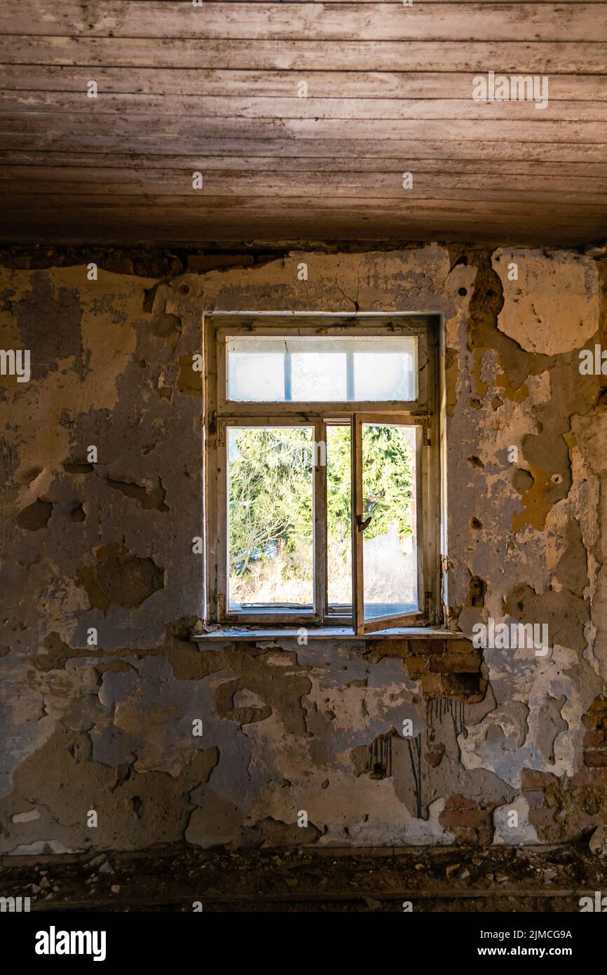 Empty old room hi-res stock photography and images - Alamy