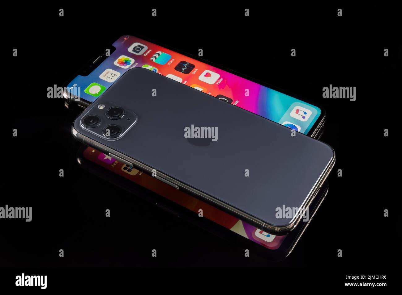 Apple pro max smartphone hi-res stock photography and images - Alamy
