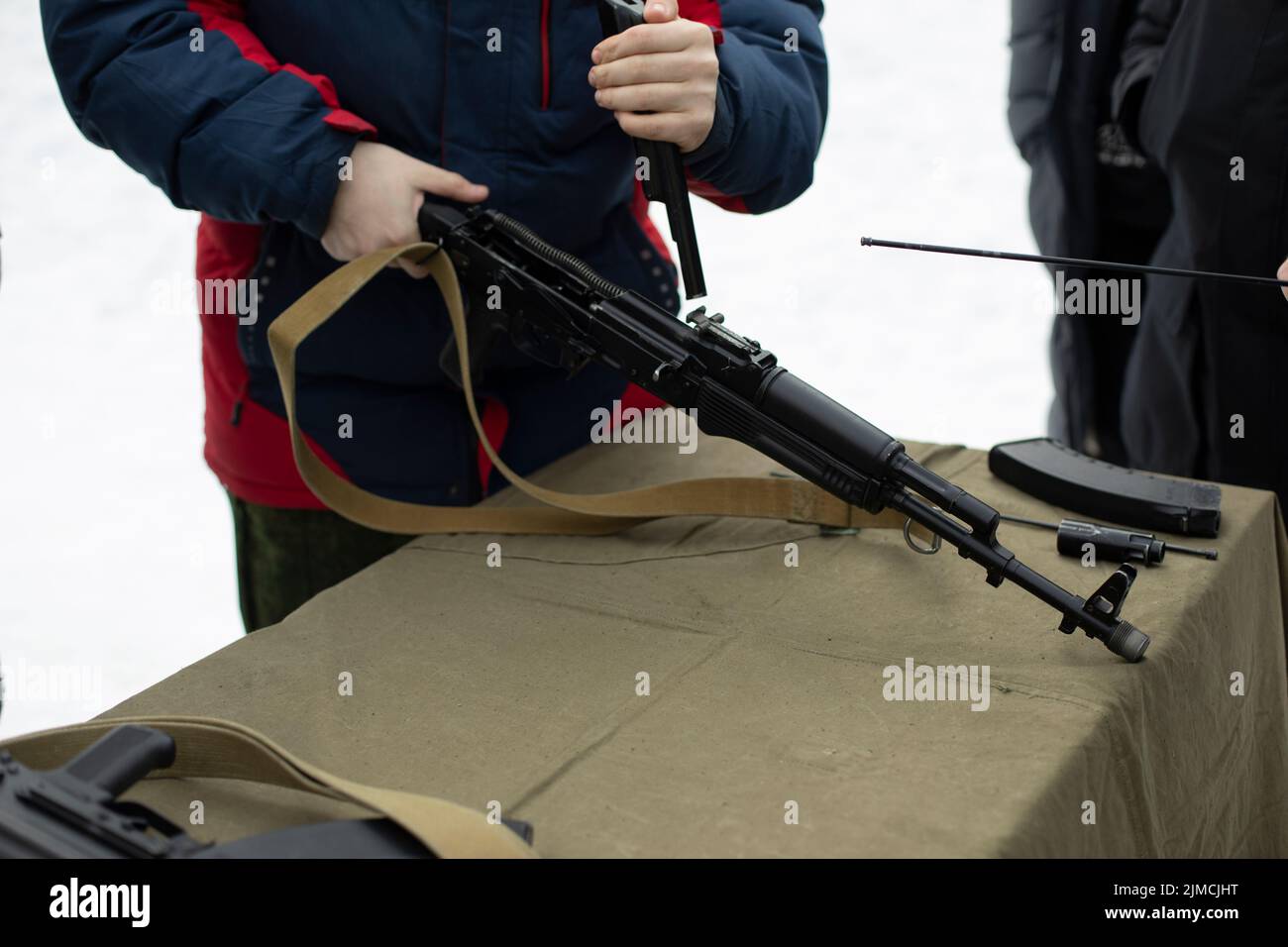 Russian weapons. Schoolchildren are preparing for war. Details of ...