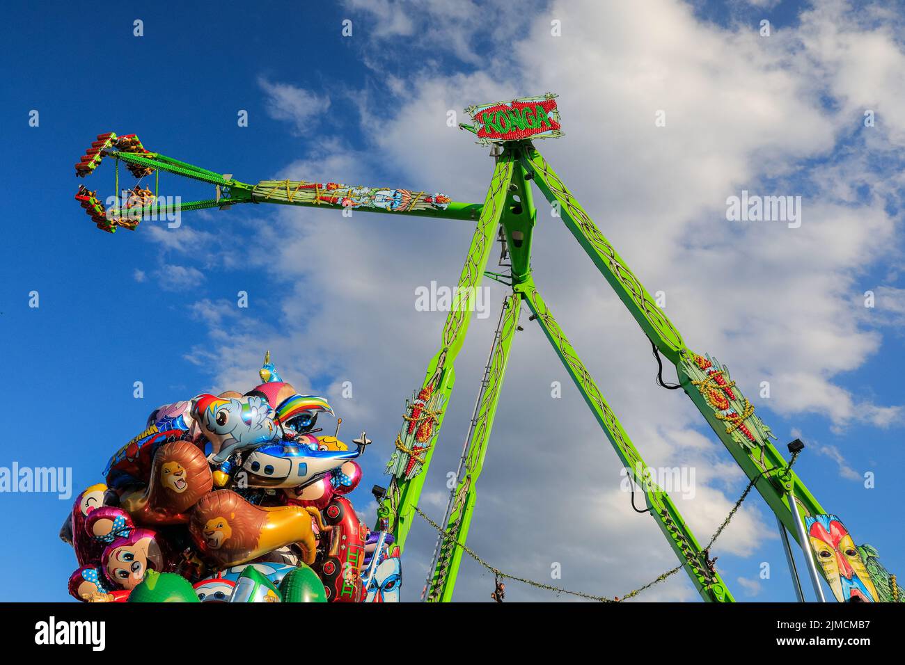 Crange, Herne, NRW, 05th Aug, 2022. The "Konga" ride looks colourful ...