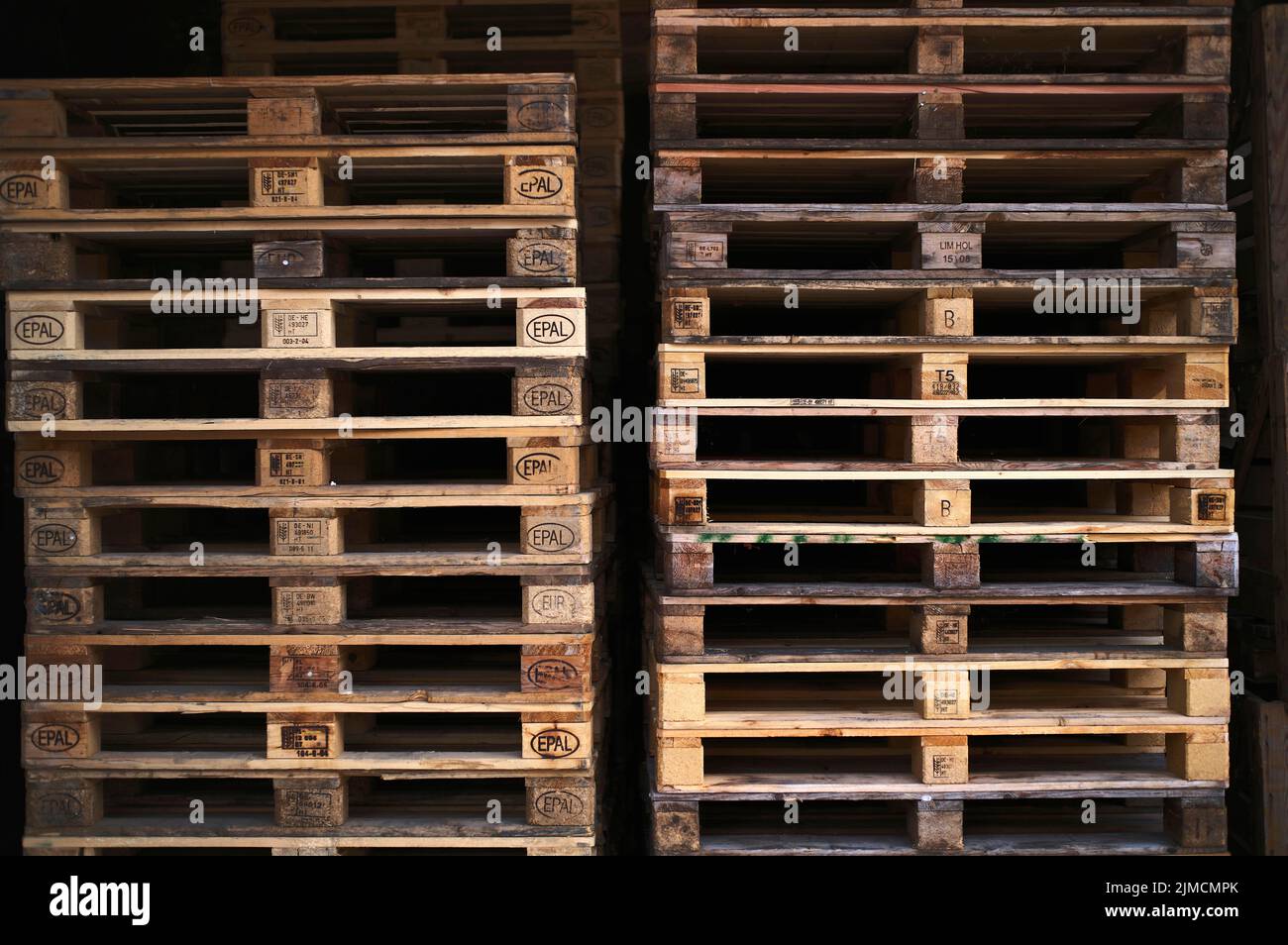 Empty pallet hi-res stock photography and images - Alamy