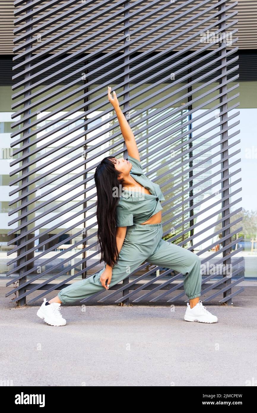 Lunge with arm hi-res stock photography and images - Alamy