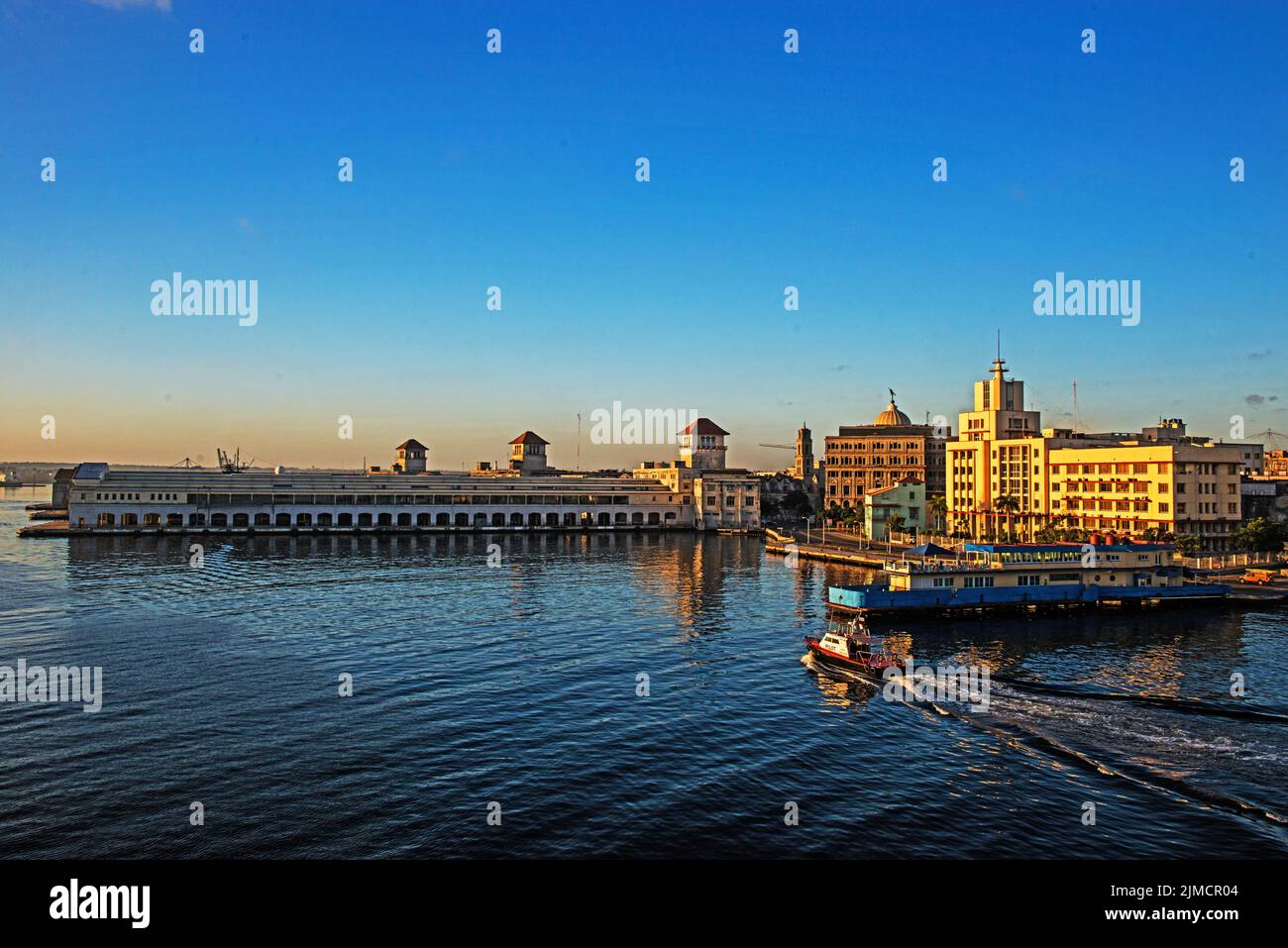 Havana Harbor and Sierra Maestra Terminal cruise ship docking facility ...