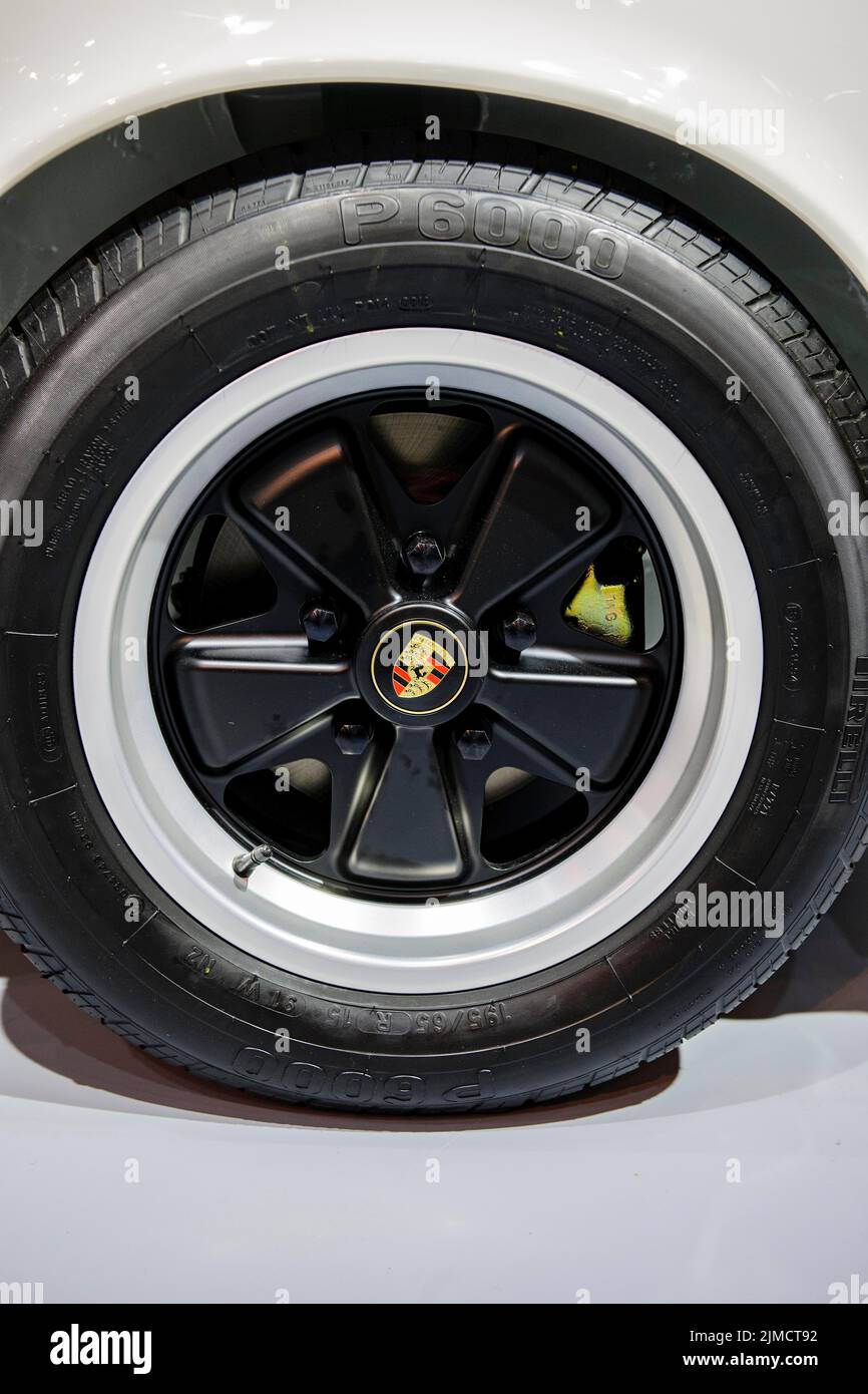 Porsche logo emblem hi-res stock photography and images - Alamy