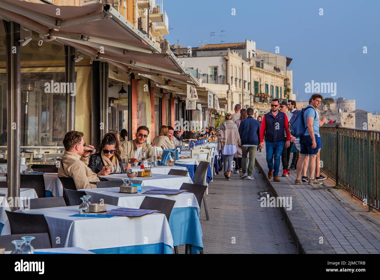 Restaurant at waterfront hi-res stock photography and images - Alamy