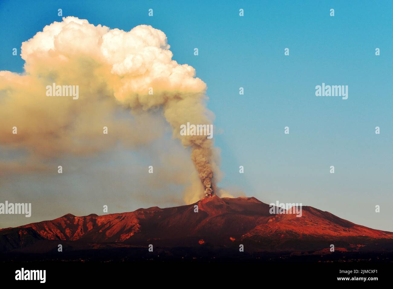 Volcanic eruption on Mount Etna, Sicily Stock Photo - Alamy