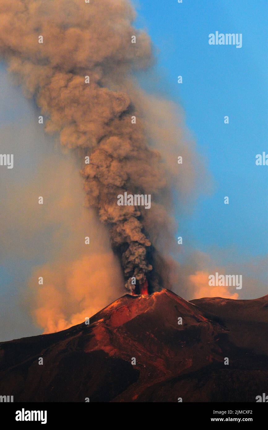 Volcanic eruption on Mount Etna, Sicily Stock Photo - Alamy