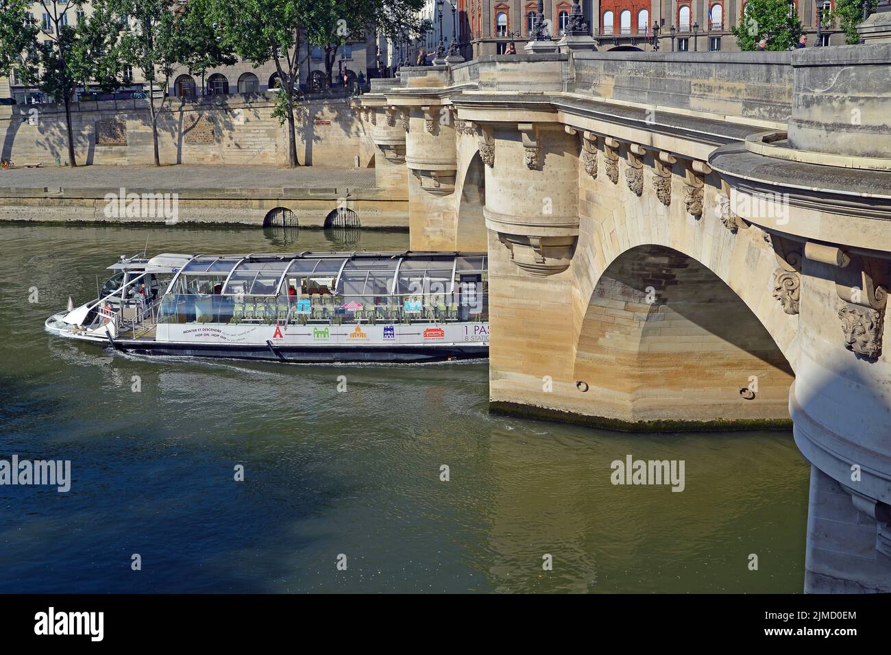 Bateau bus paris france hi-res stock photography and images - Alamy