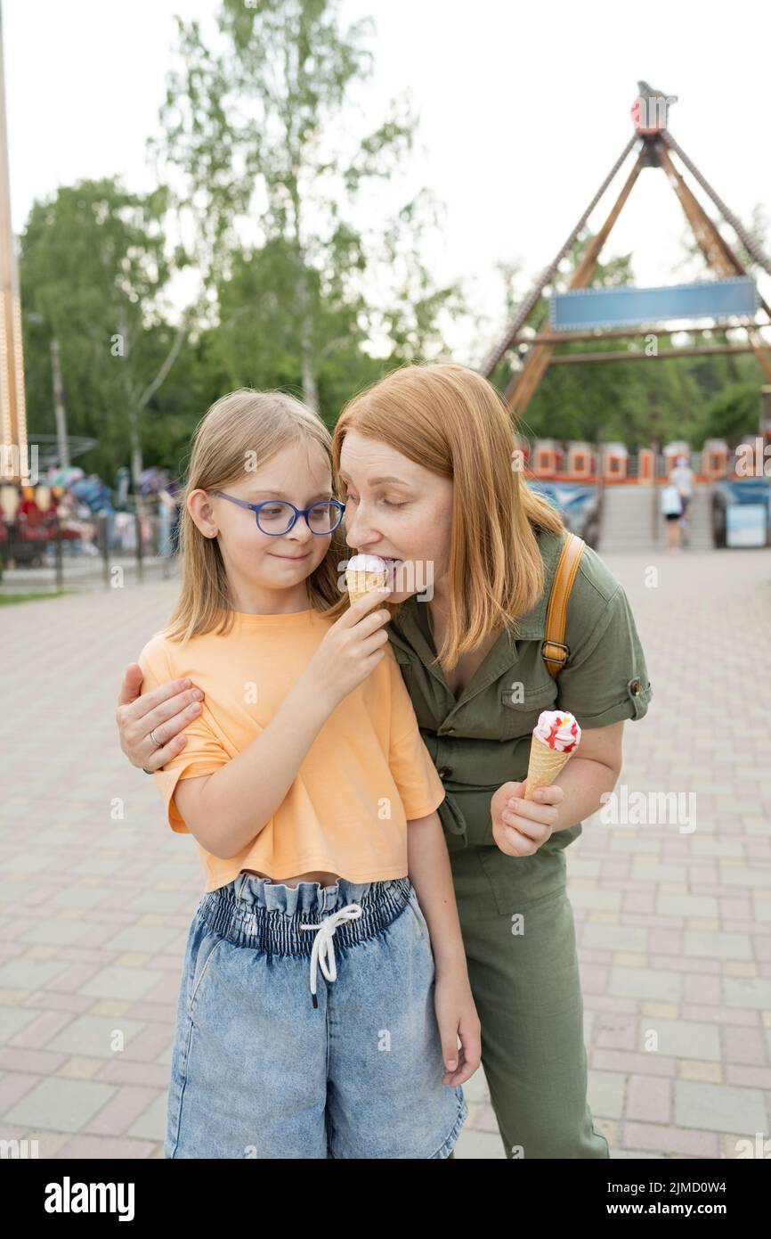 Public eat ice cream hi-res stock photography and images - Alamy