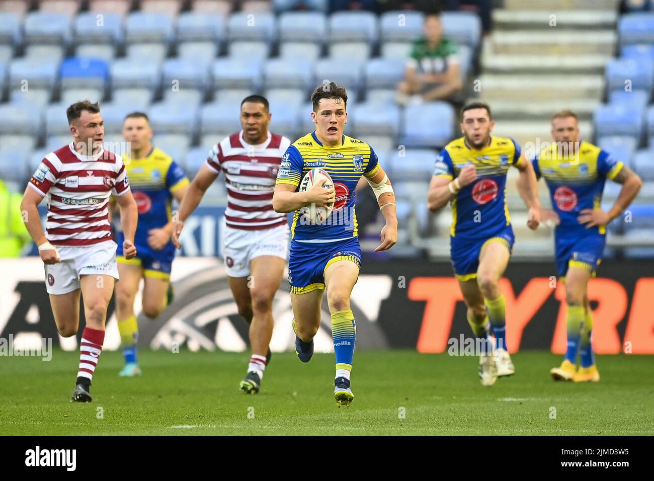 Josh Thewlis #22 of Warrington Wolves makes a break Stock Photo - Alamy