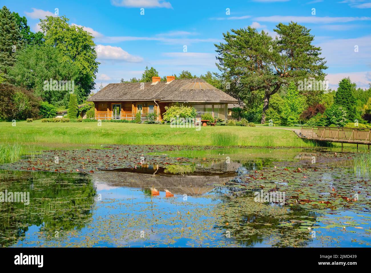 Pond house hi-res stock photography and images - Alamy