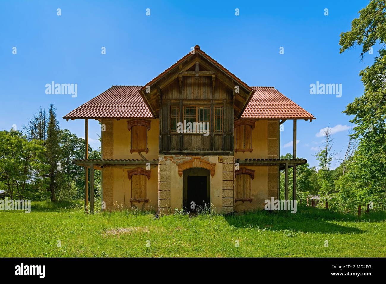 Abandoned rural house Stock Photo - Alamy