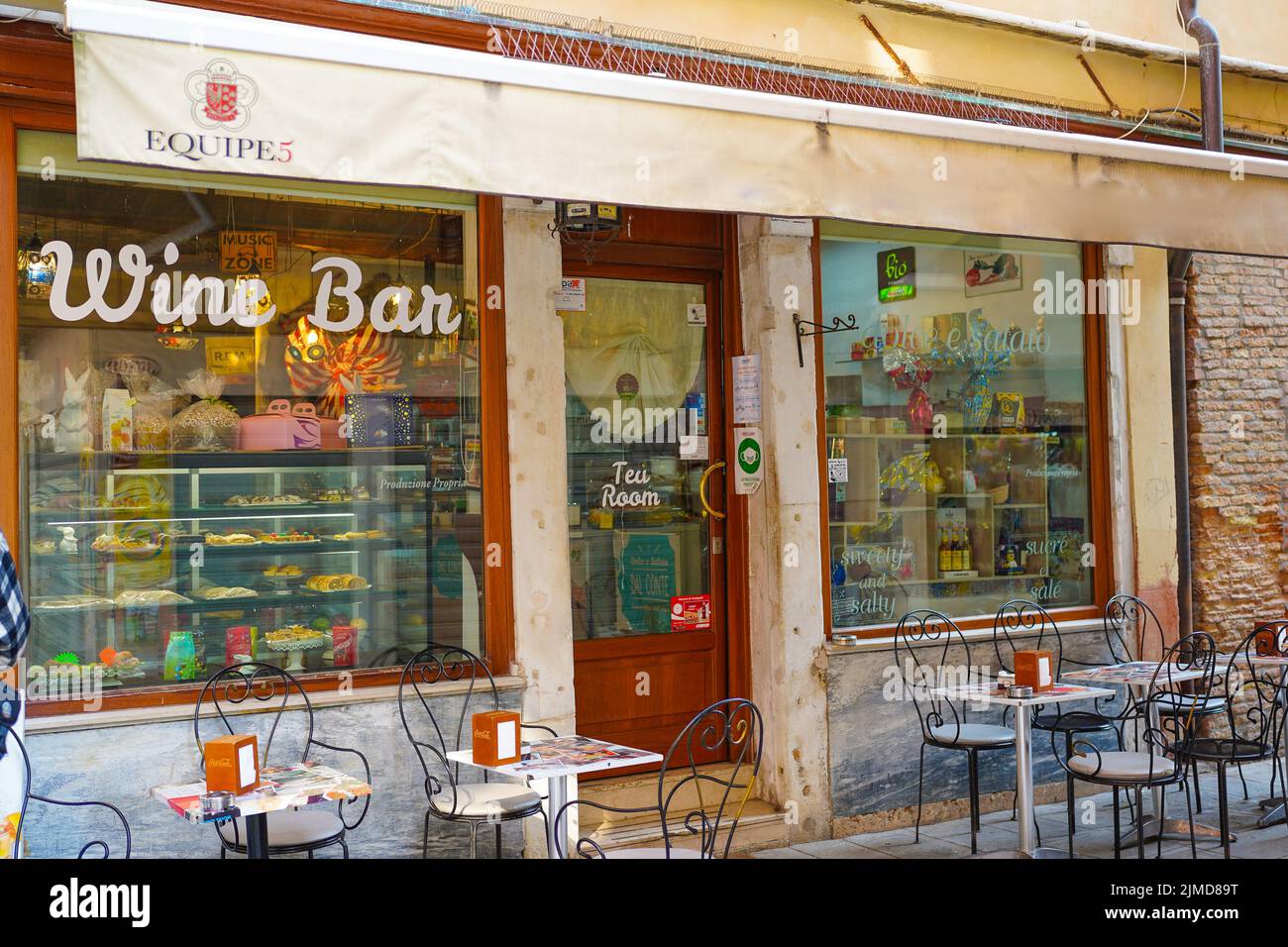 Facade in venice hi-res stock photography and images - Alamy