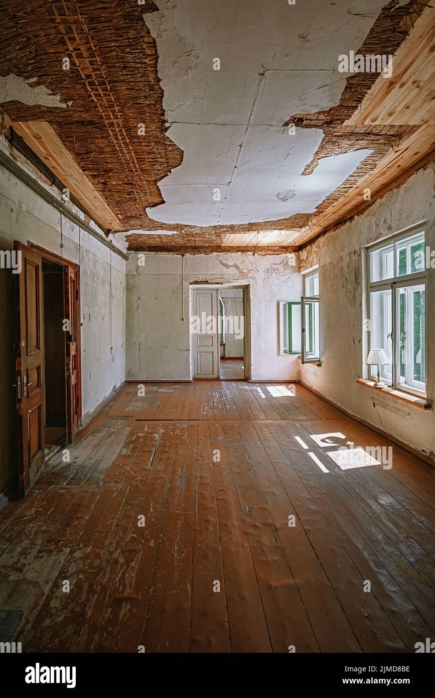 Room in the abandoned palace Stock Photo - Alamy