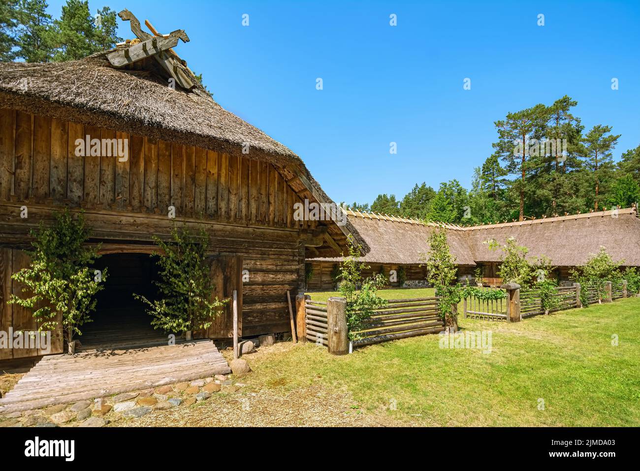 House fencing hi-res stock photography and images - Alamy