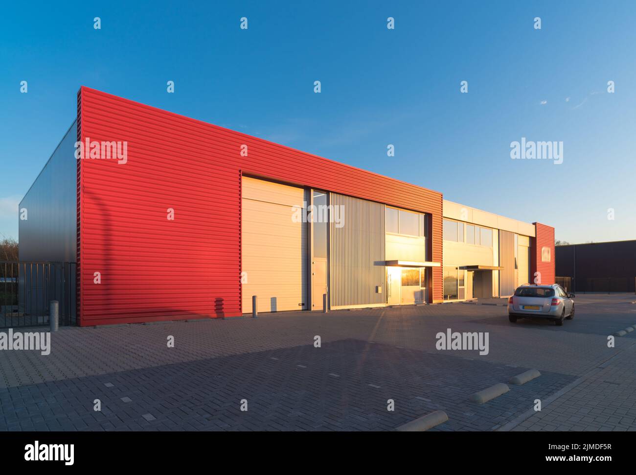 Modern warehouse exterior hi-res stock photography and images - Alamy