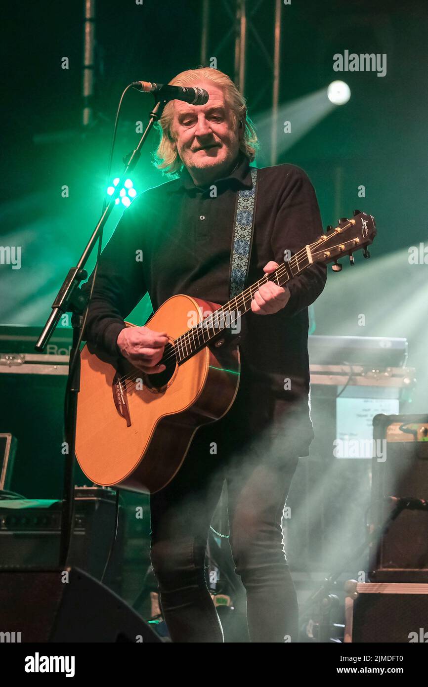 Wickham, UK. 05th Aug, 2022. Davy Carton, singer-songwriter, rhythm ...