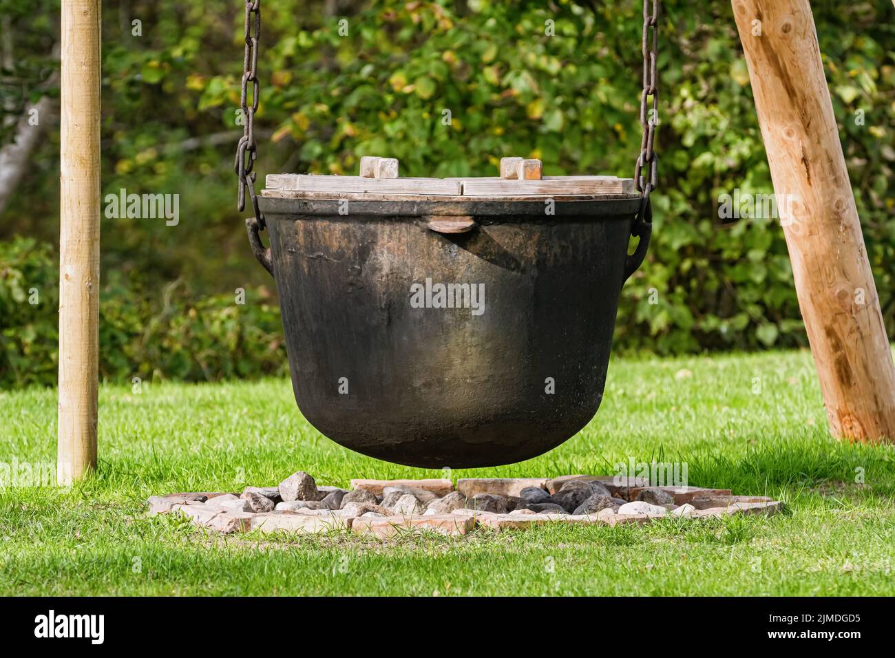 Cast iron cooking hi-res stock photography and images - Alamy