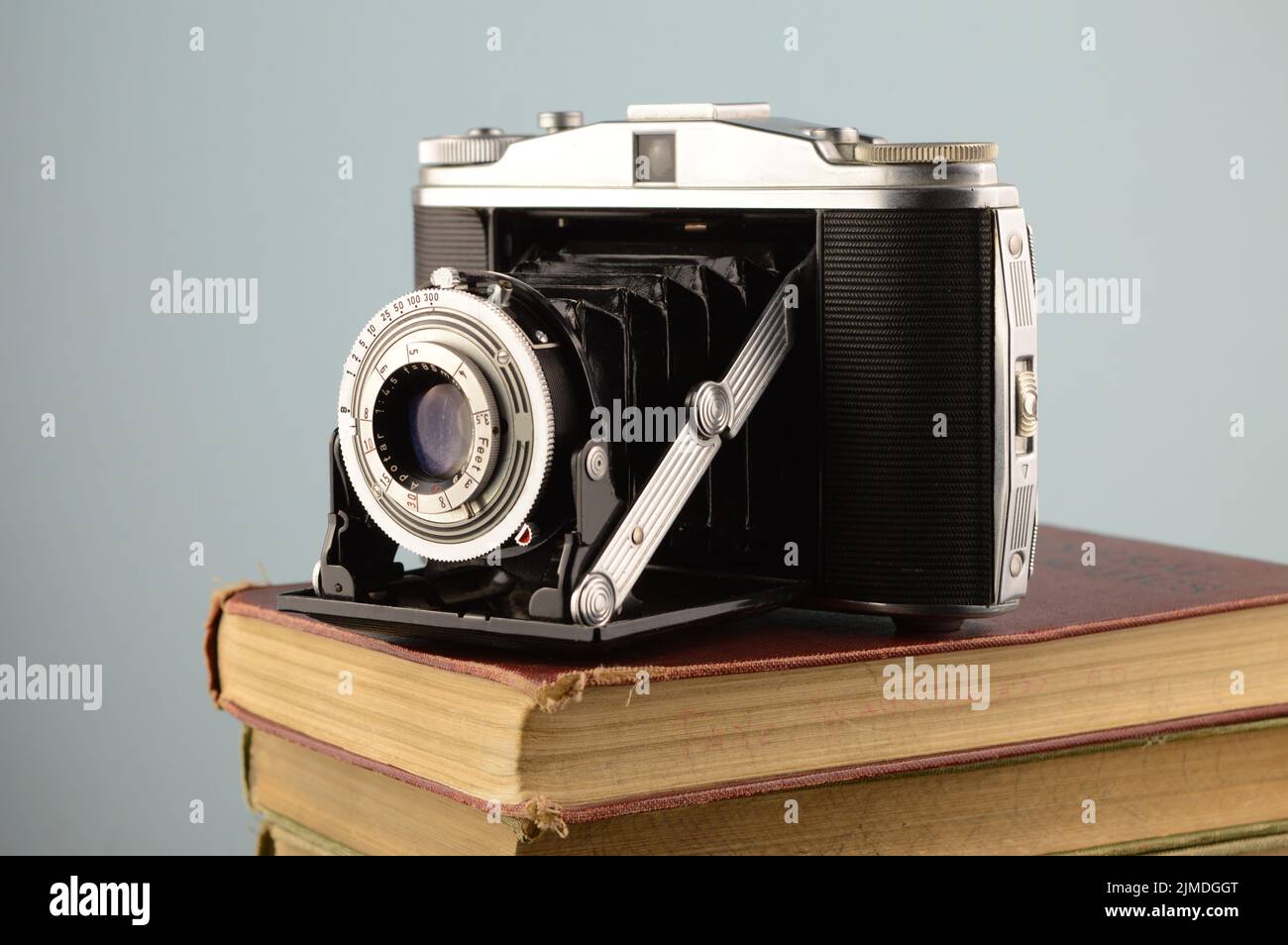 Shutter aperture vintage hi-res stock photography and images - Alamy